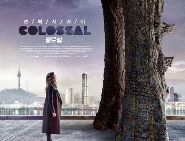 Colossal: nuovo trailer e locandine del monster-movie con Anne Hathaway ...